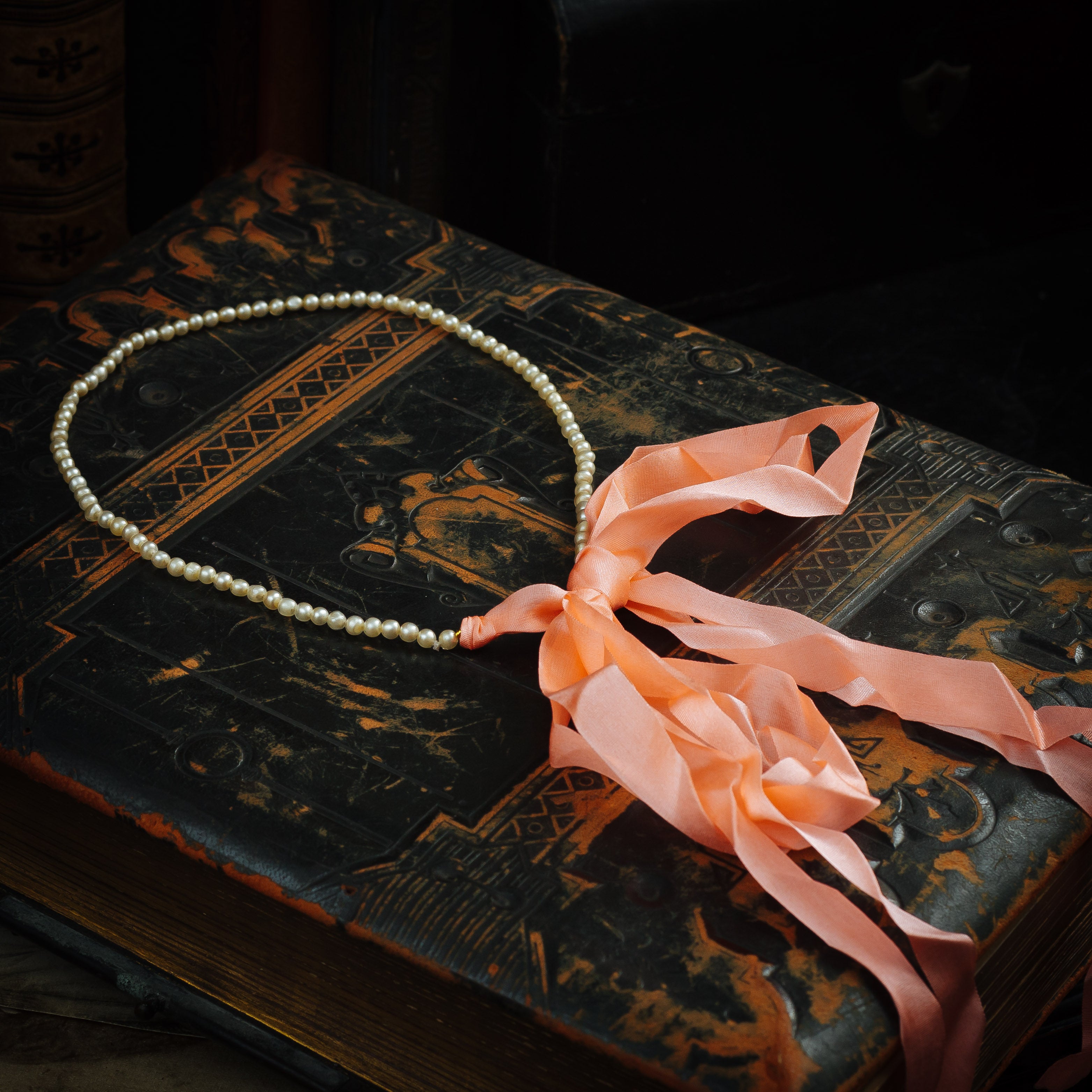 A Rare Antique Necklace of Fish Scale Glass Pearls – Fetheray